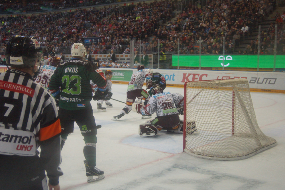 FOTO: Téměř vyprodaná O2 Arena viděla divoký zápas. Sparta přestřílela ...