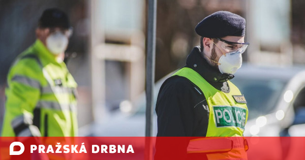 Mám koronavirus, křičel na policisty muž bez roušky. Poté se pozvracel ...