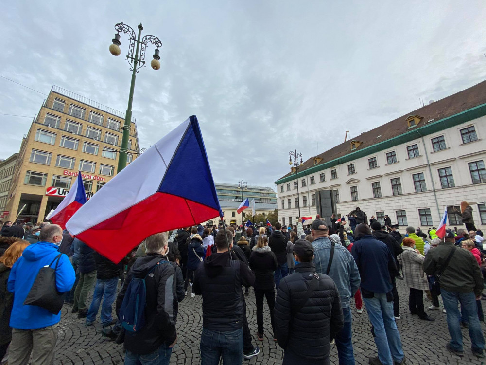 FOTO, VIDEO: Protivládní protesty v Praze. Demonstranty obehnala ...