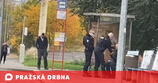 VIDEO: Policista bez roušky v Praze udeřil muže bez roušky ...