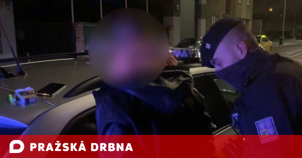 VIDEO: Na Štědrý večer našli policisté u muže v zaparkovaném autě ... VIDEO: Na Štědrý večer našli policisté u muže v zaparkovaném autě ...