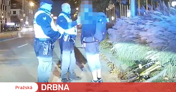 VIDEO: Opilý cyklista zaútočil na strážníky. Skončil na záchytce