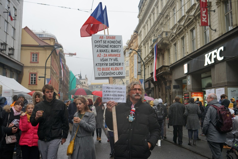 FOTOGALERIE: Davy lidí, déšť a záplava svíček. Podívejte se na Národní ...
