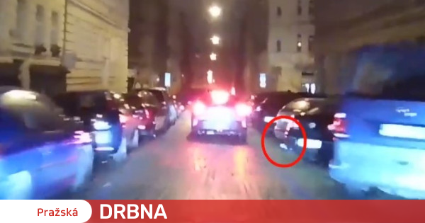 VIDEO: Opilí mladíci si půjčili sdílené auto. Řidič neměl doklady a boural