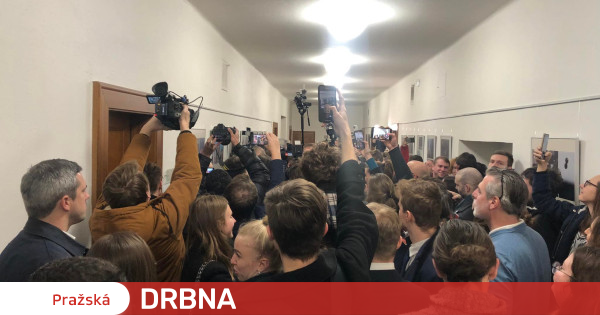 VIDEO: Začal soud s Ferim, ten při příchodu obvinění ze znásilnění ...