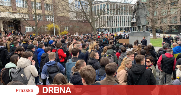 VIDEO: Studenti demonstrovali před budovou VŠE za odchod děkana Ševčíka