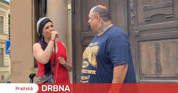Romy přišli podpořit proruští aktivisté. Romové jsou v práci ...