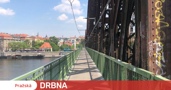 Na výtoňském mostě uzavřeli lávku pro pěší kvůli umístění čidel. Jeho stav se zhoršuje