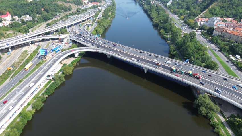 Nájezd na Barrandovský most z ulice K Barrandovu je po měsíci opět ...