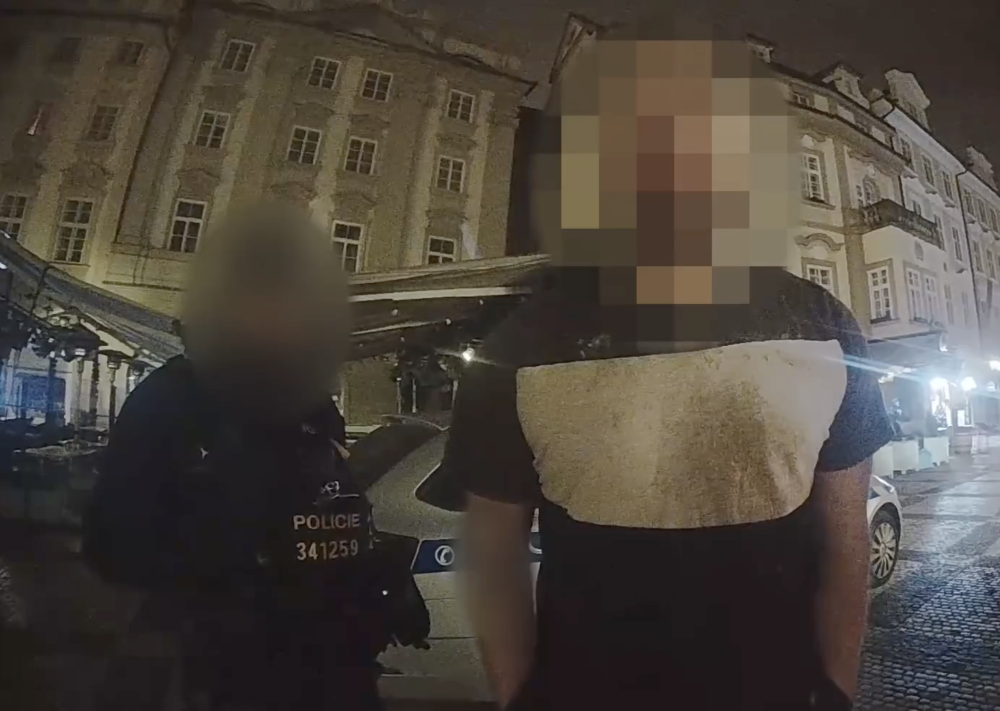 VIDEO: Pozvracený opilec rozbil v centru Prahy dveře, pak chtěl od ...
