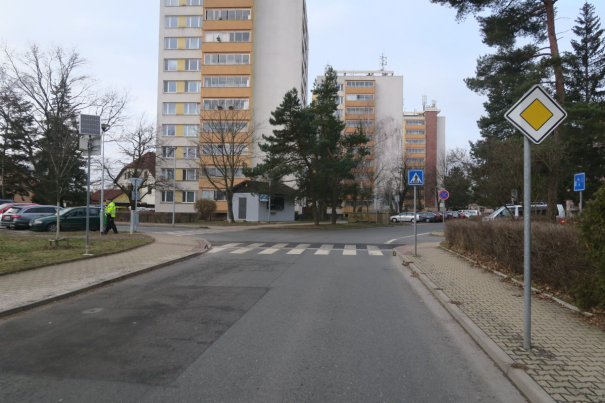 Řidič srazil na přechodu dívku a ujel. Pátrá po něm policie, hrozí mu ...