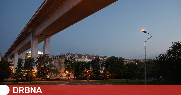 Z Nuselského mostu poprvé od nainstalování zábran před 17 lety skočil člověk