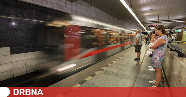 Mezi stanicemi Chodov a Pražského povstání nejezdí metro. Přepravu ...