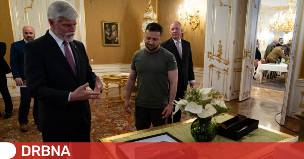 Tankový díl z Ukrajiny, stříbrná větev z Filipín. Na Pražském hradě ...
