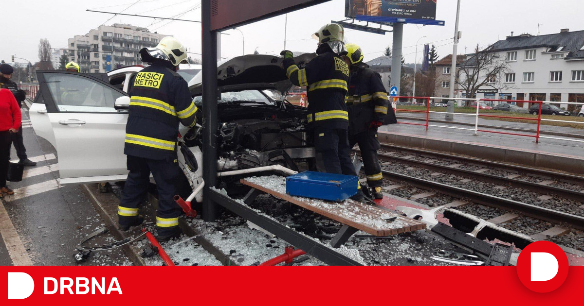Dopravní nehoda v Praze, řidič vjel s autem na tramvajovou zastávku. Na ...
