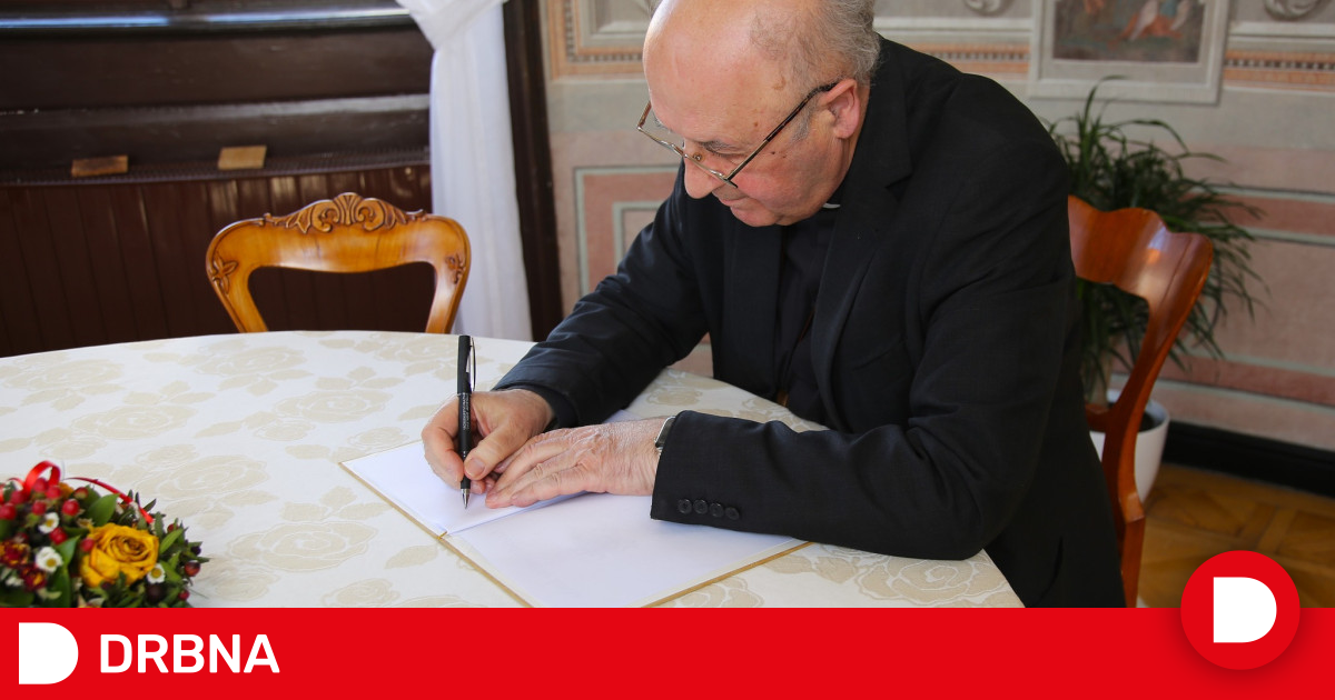 V Arcibiskupském paláci je kondolenční kniha za papeže Františka, lidé ...