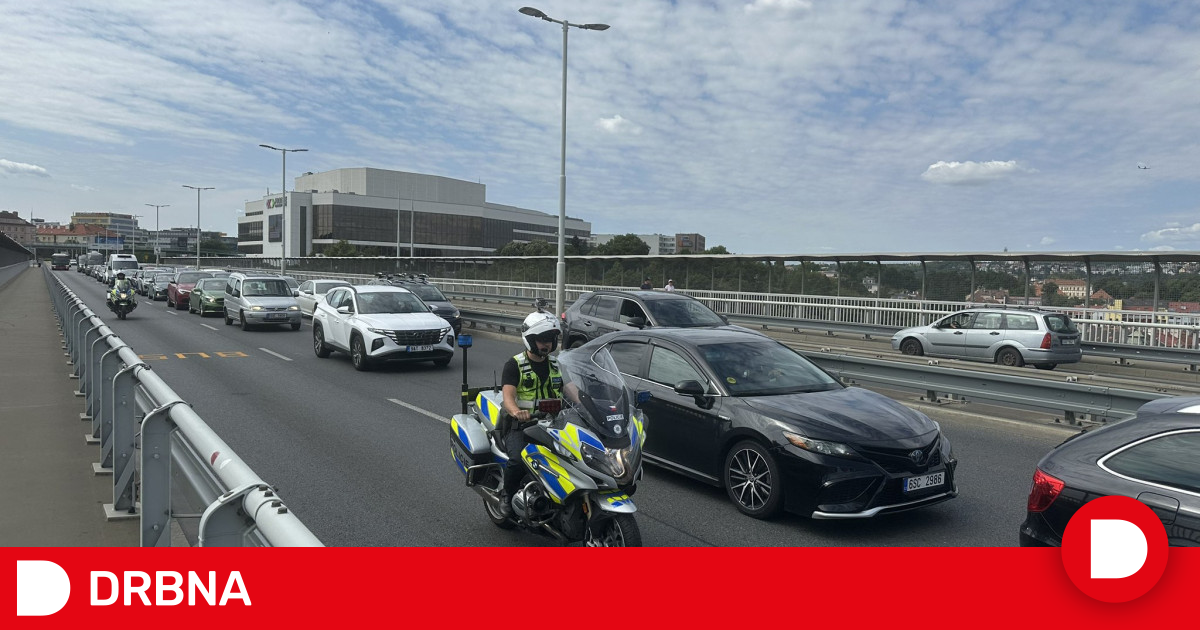 Jeden pruh Nuselského mostu je dočasně vyhrazen busům a IZS, policie ...