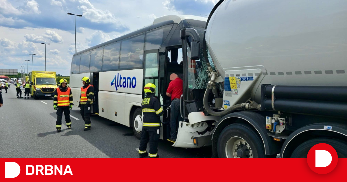 Na Pražském okruhu u letiště boural autobus s dětmi. Nehoda omezila dopravu