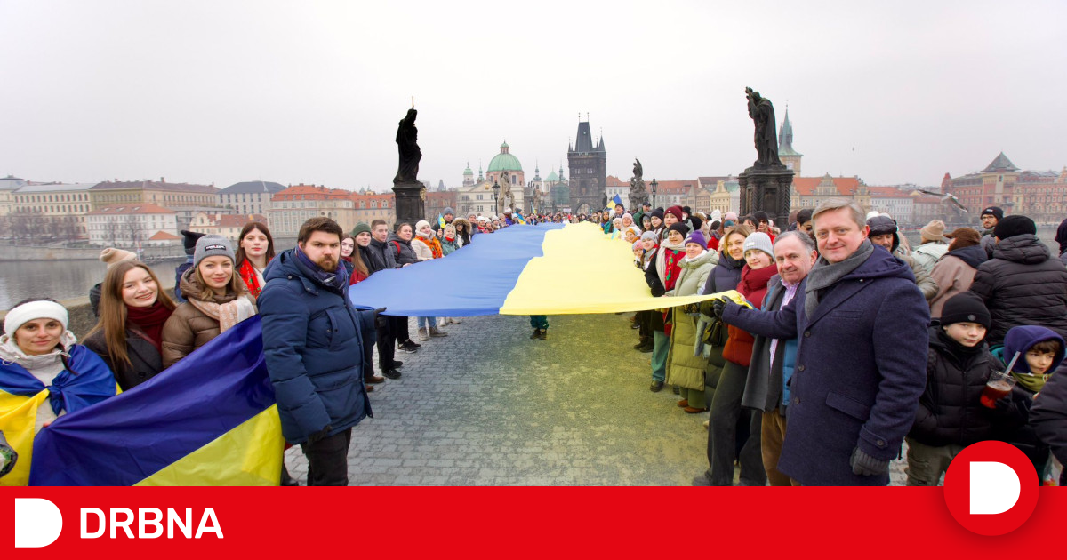 Lidé na Karlově mostě oslavili Den jednoty Ukrajiny, nesli ...