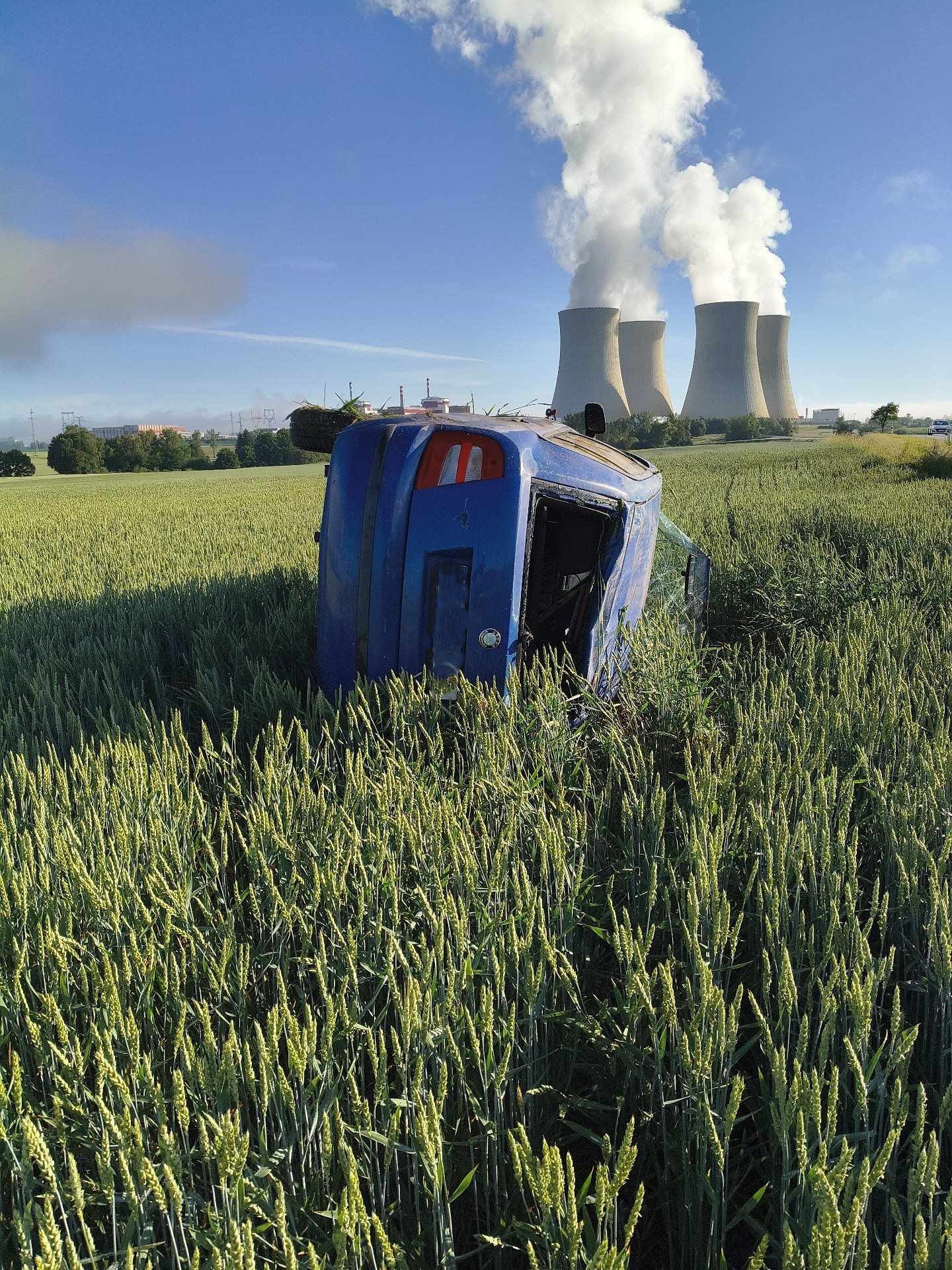 Mladý řidič nezvládl u Temelína řízení. Auto skončilo převrácené v poli