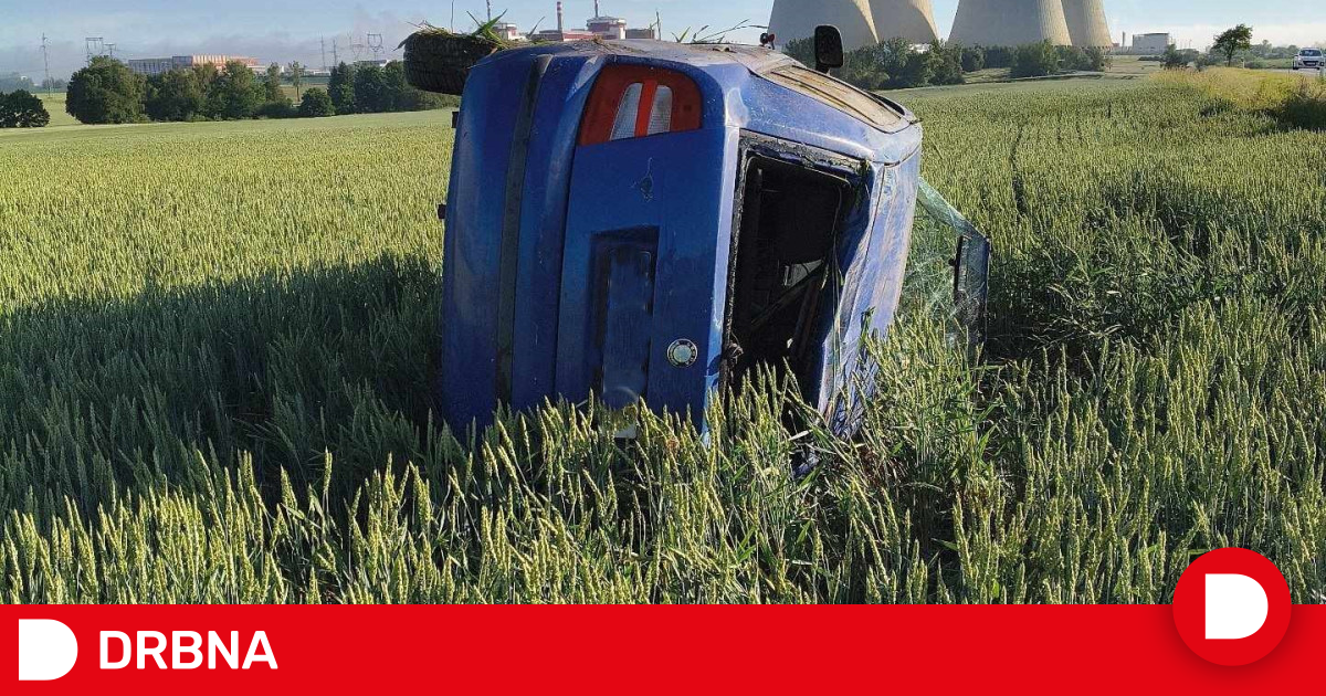 Mladý řidič nezvládl u Temelína řízení. Auto skončilo převrácené v poli