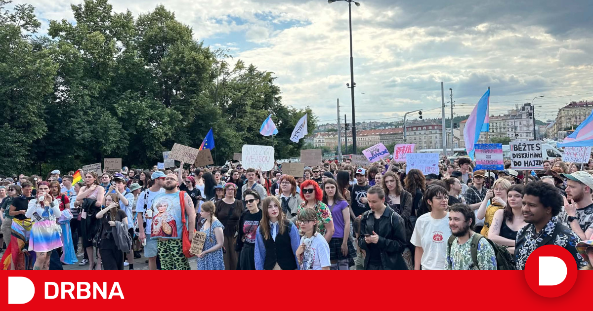 FOTO: Pražané se postavili za práva trans lidí, protest chtěli narušit ...