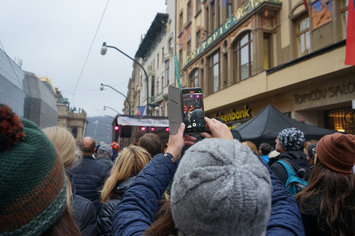 FOTOGALERIE: Davy lidí, déšť a záplava svíček. Podívejte se na Národní ...