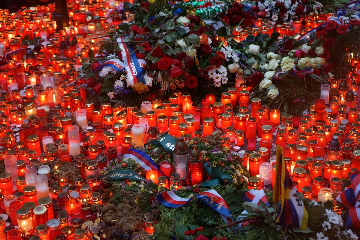 FOTOGALERIE: Davy lidí, déšť a záplava svíček. Podívejte se na Národní ...