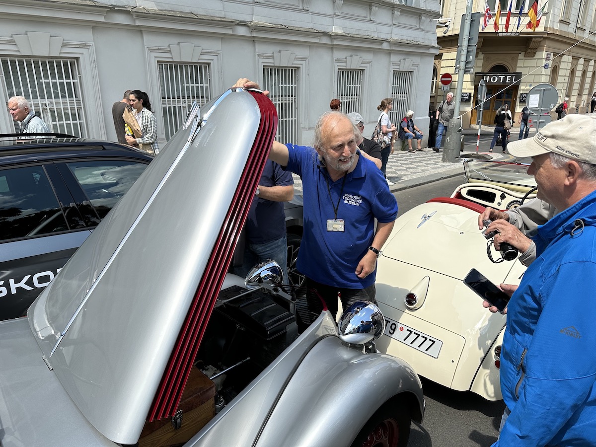 FOTOGALERIE: Centrum Prahy zaplnila historická auta, vydají se na závod ...