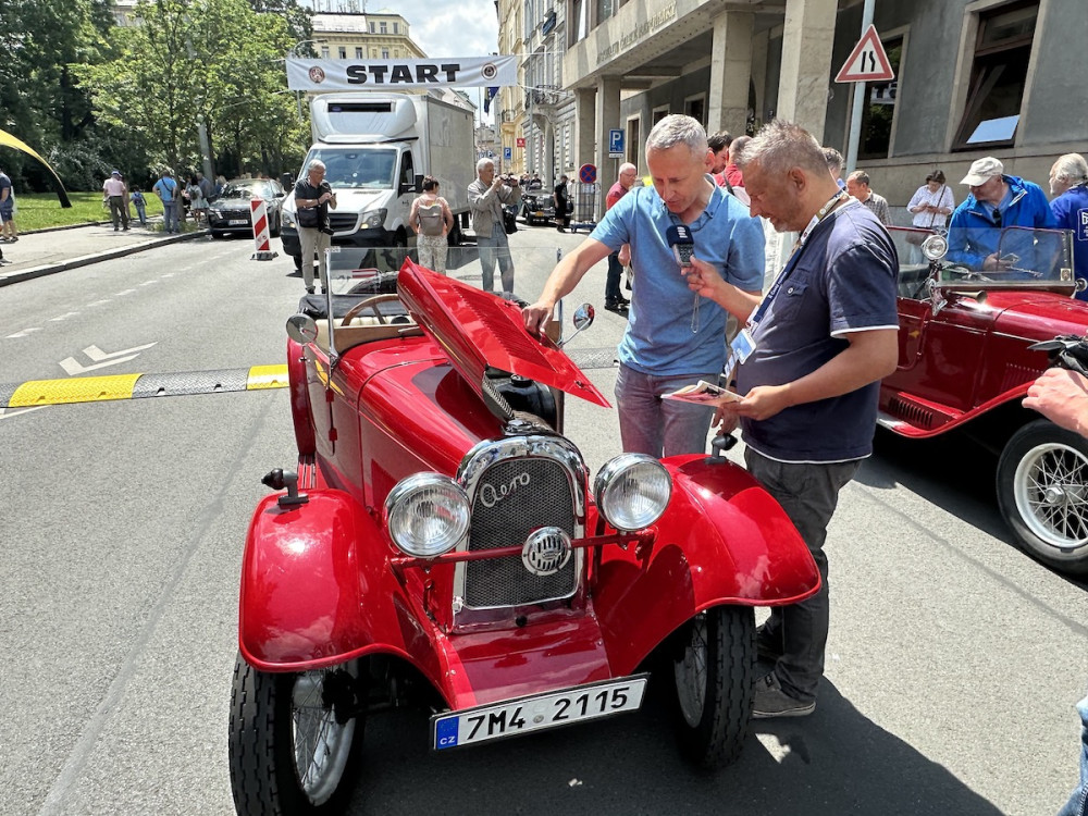 FOTOGALERIE: Centrum Prahy zaplnila historická auta, vydají se na závod ...